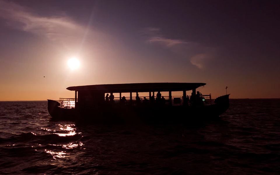 Kerala Sun Travels Near GCDA Rainbow Bridge, Marine Drive, Ernakulam ...